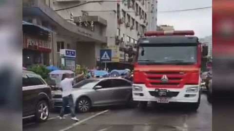 私家车挡住救火通道 南充消防车“撞开”通过