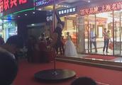 美女跳钢管舞,舞姿优美,人也漂亮