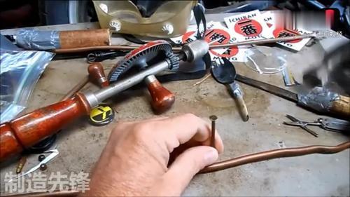 牛人发明这种工具,专门清洗构造复杂的发动机化油器,效果很专业
