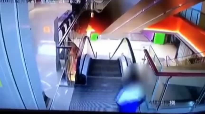 男孩在商场电梯坠落,监控拍下全过程