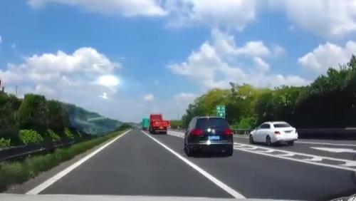 行车记录仪实拍:好任性的大众车,我旁边的新手女司机看了,都忍不住路...