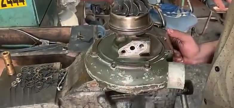 巴铁修理工维修涡轮增压器,这个涡轮增压由于润滑不良导致故障