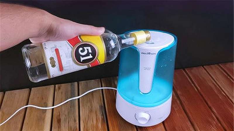 加湿器中放入白酒,闻久了人会醉吗?老外好奇尝试,结果会怎样?