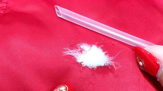 羽绒服破了个洞,小姐姐用一根吸管就补好了!