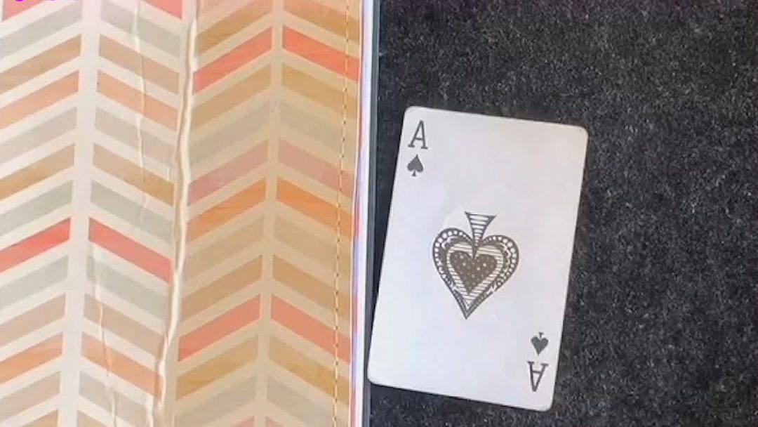 分享一个魔术教程:扑克牌魔术小技巧,新手必玩简单易学!