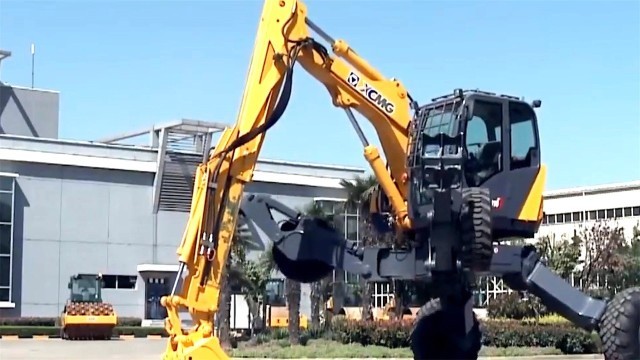 我国发明能"变形"的挖掘机,轻松在沼泽行走,还能远程操控
