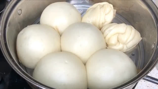 蒸馒头,直接用酵母发酵是错的,这样做出来蓬松暄软