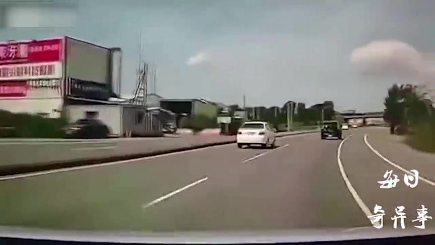汽车公路急速行驶,后车记录仪拍下了这样一幕