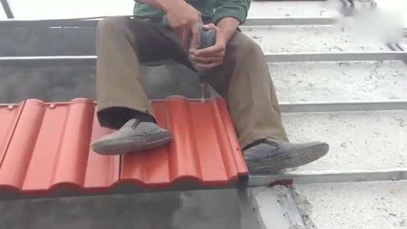 农村都用这种新型彩钢瓦建房,效率高寿命长,外观比水泥好看百倍