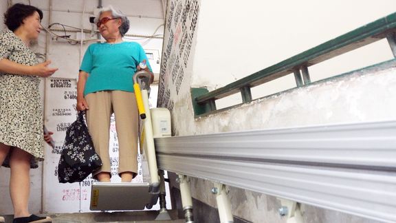 中国发明新型智能爬楼神器,比电梯实用还贴心,应该在全世界推广