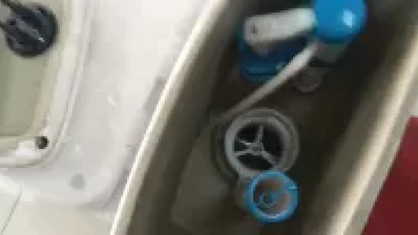 马桶水箱漏水维修教程马桶水箱内漏水流水水件配件更换拆卸安装维修
