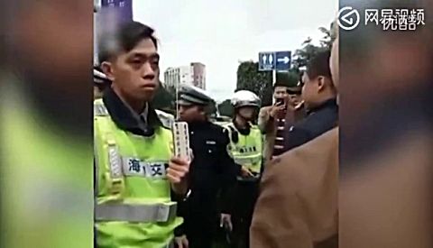 网传海口城管交警相互扣车视频 回应_联合执法闹误会(1)