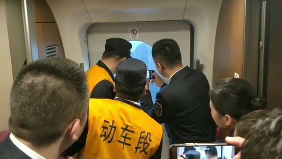 (动车组救援演练)确认过眼神,是对的人!可以开启车门!#高铁 #慢下来看...