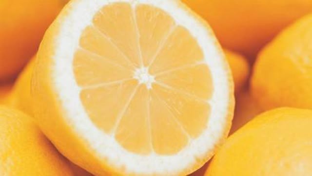 柠檬一次吃不完根本不用放冰箱,简单教你一招...
