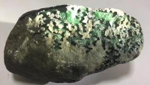 碰到这样开窗满色的翡翠原石,小伙兴致勃勃切开后傻眼!