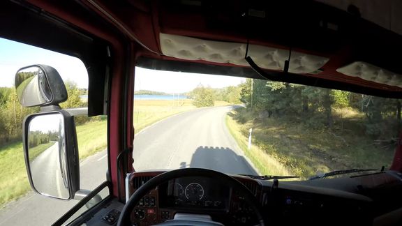 欧卡视角,斯堪尼亚的V8引擎卡车,驾驶在道路上前行