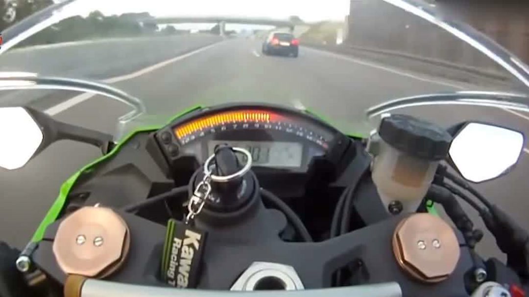 时速300KM的川崎H2摩托车,依旧被奥迪RS6汽车狂虐!