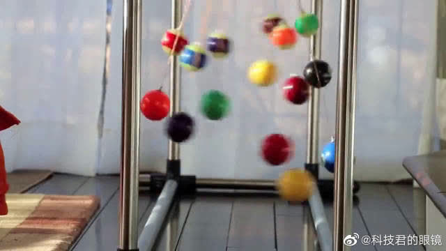 用台球做的牛顿摆,数一下总共变换了几种形态