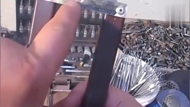 电钻打孔容易歪看看牛人发明神奇小工具,效果超好