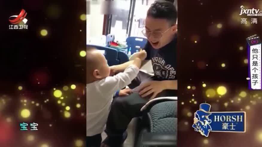 宝宝从垃圾桶里捡了东西,喂给爸爸吃,爸爸的内心受到伤害
