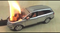 奥迪q7玩具车发动机起火,要是真车就太可怕了!