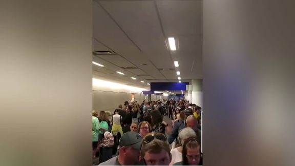 人挤人!欧洲返美乘客暴增,美国机场排起拥挤长队。