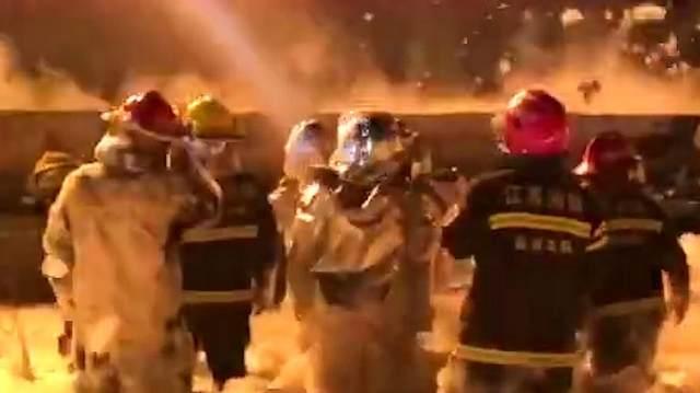 灭火泡沫快覆盖消防战士了!实拍江苏盐城化工厂爆炸灭火现场