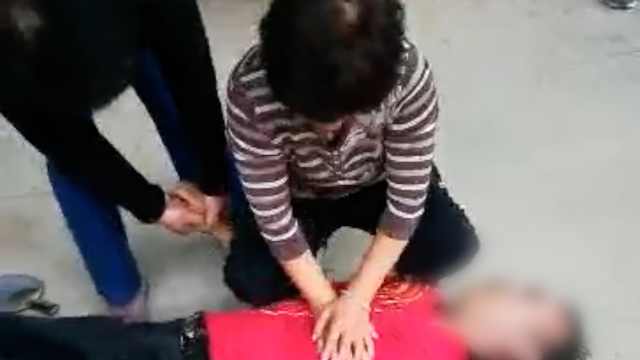 残疾男子心跳骤停,女医生跪地救十几分钟:医务人员都会这样