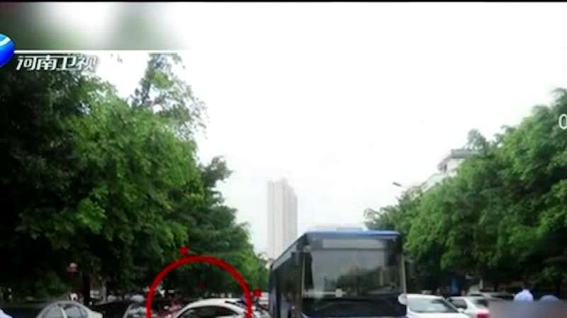 失恋女子酒后驾车连撞11车,车子被撞面目全非被抓时情绪激动想死