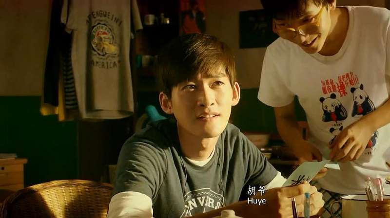 青春留不住:女生在宿舍打架,对面男生看得津津有味!都是极品