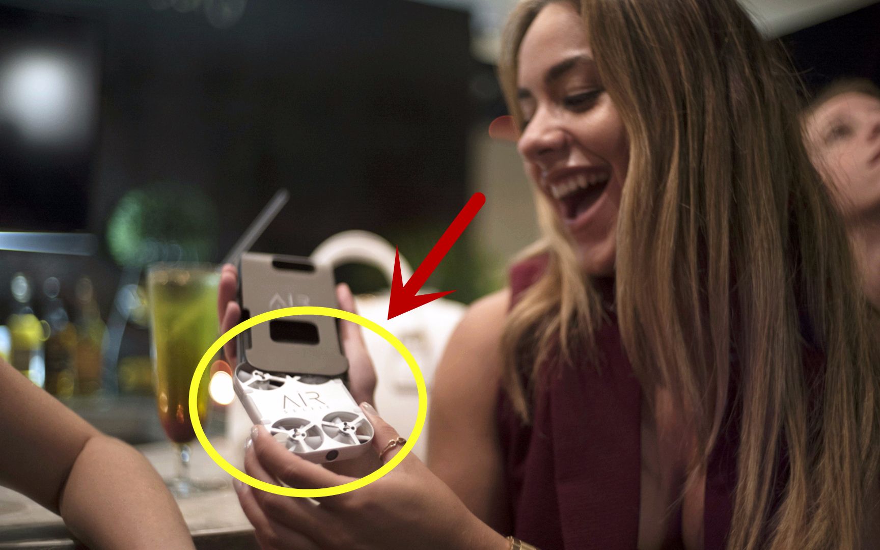 全球最小的无人机,比智能手机还小,轻松飞20米高!