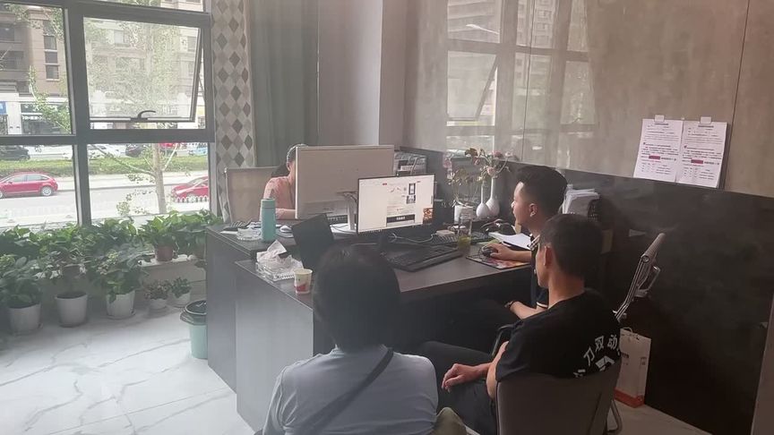 每天一早接待客户是每日常规流程,展厅装修接待客户同步进行