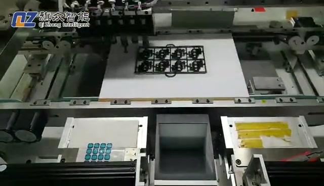 实拍手机摄像头软垫全自动贴装,旗众辅料贴装机支持各种辅料贴合,...