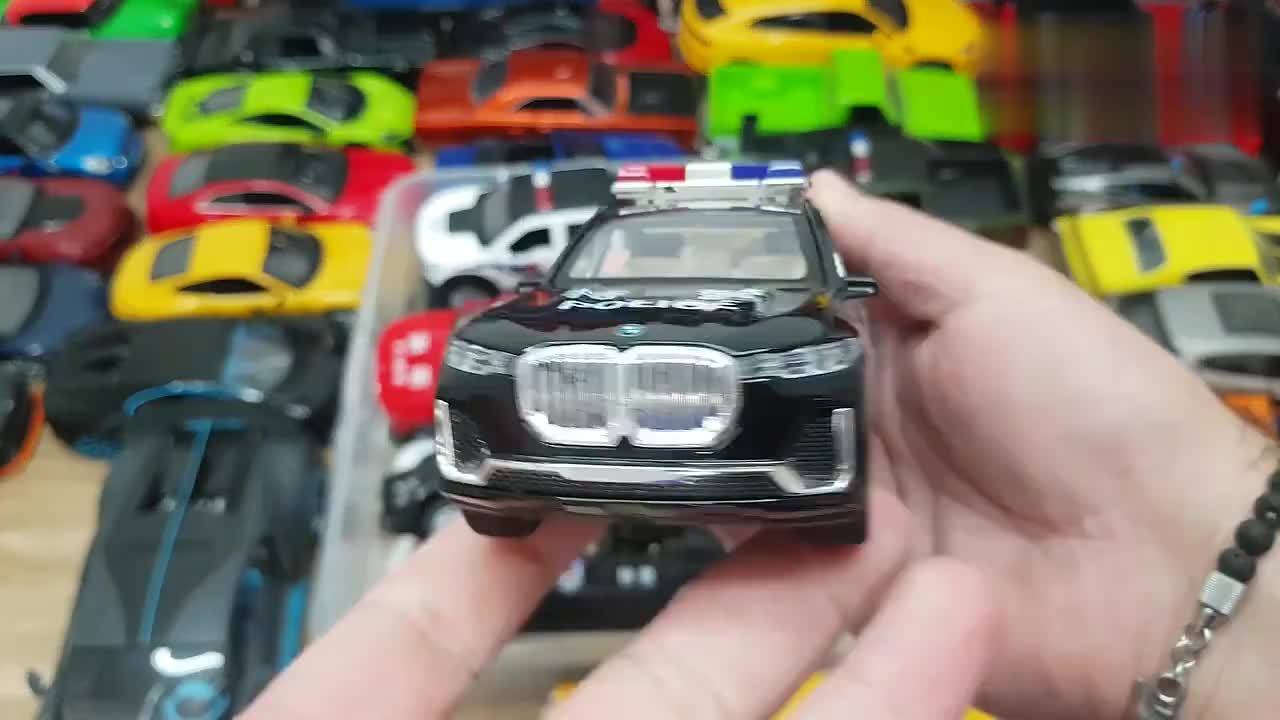 介绍一箱合金模型警车玩具