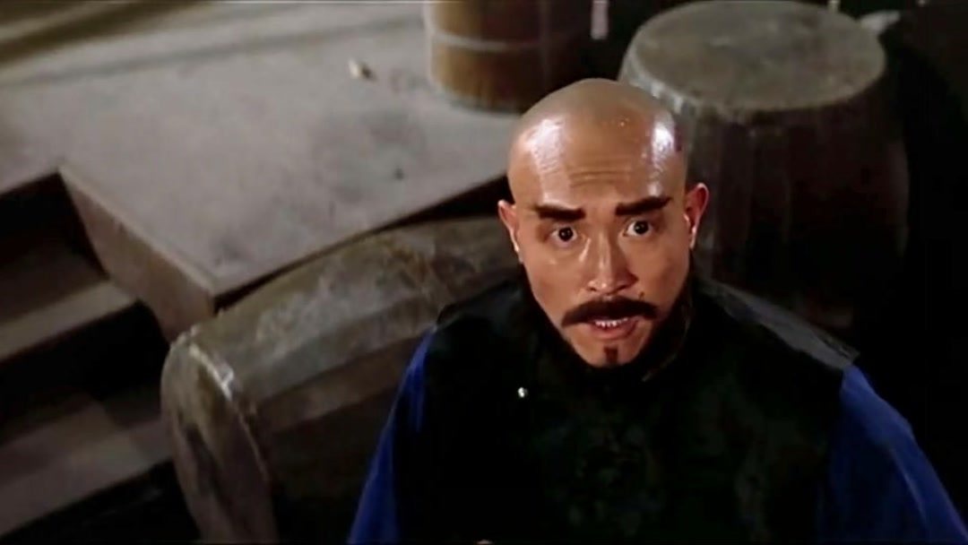 A计划:成龙戴着手铐照打不误,这一跳差点把自己摔死,经典片段
