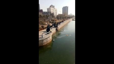 河面结冰,他脱衣跳河救落水女子