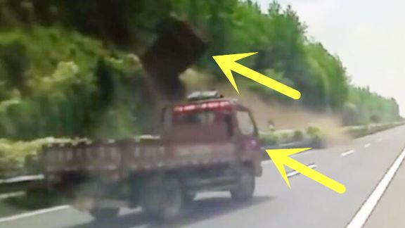 百年不遇,汽车正在高速路上行驶,监控却突然记录下这一画面