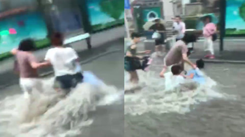 大连遭暴雨袭击 行人马路上被雨水冲走