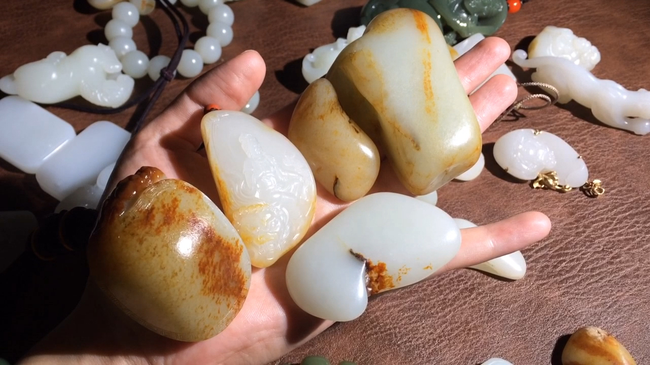 新疆和田玉看5块玉,玉质好一分价格高很多。