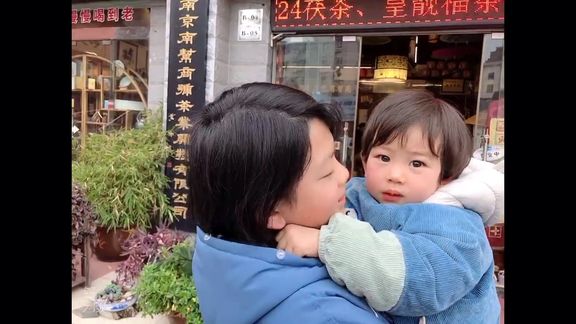 12岁的笑笑当姨娘有模有样,小宝贝真是可爱极了