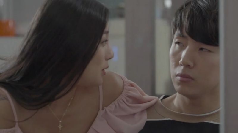 男子一进门,美女就介绍业务,看来很熟练