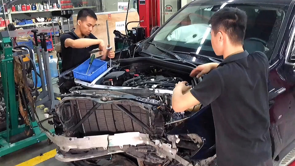 车头撞大事故维修全过程,修好秒表美女一手车,看完的朋友支持一下...