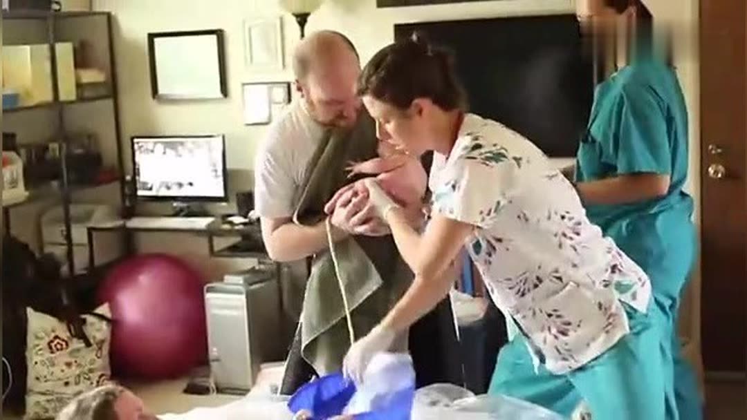 老公陪老婆在家水中分娩全过程