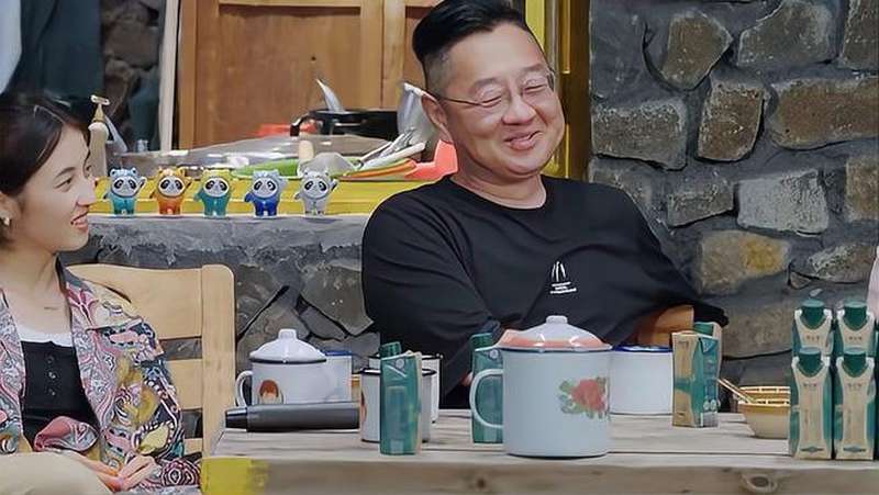 张绍刚看大家都在唱歌,找不到人聊把妹妹拉着聊天,太逗了丨向往