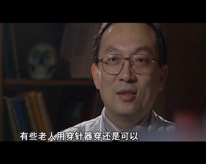 舌头穿针的人(2)男子用舌头一次性穿50根针,是绝活还是魔术