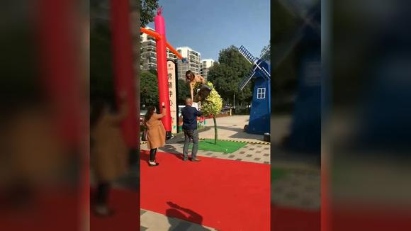 现在都这样发宣传单吗?我看你到时候怎么下来