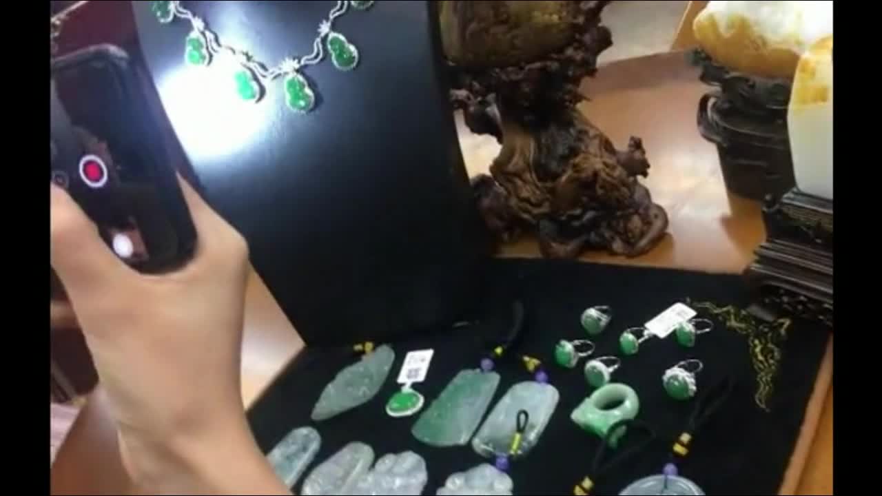 广东小伙2万赌的翡翠原石一刀,开出玻璃种帝王绿,狂涨8000万