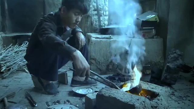 组装刀片和刀柄需要很大的耐心,抛光后的小刀相当精美