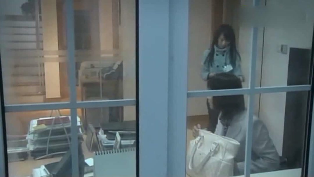 蜗居海藻把手机放到包包里面,却看到用信封装着的一笔钱!