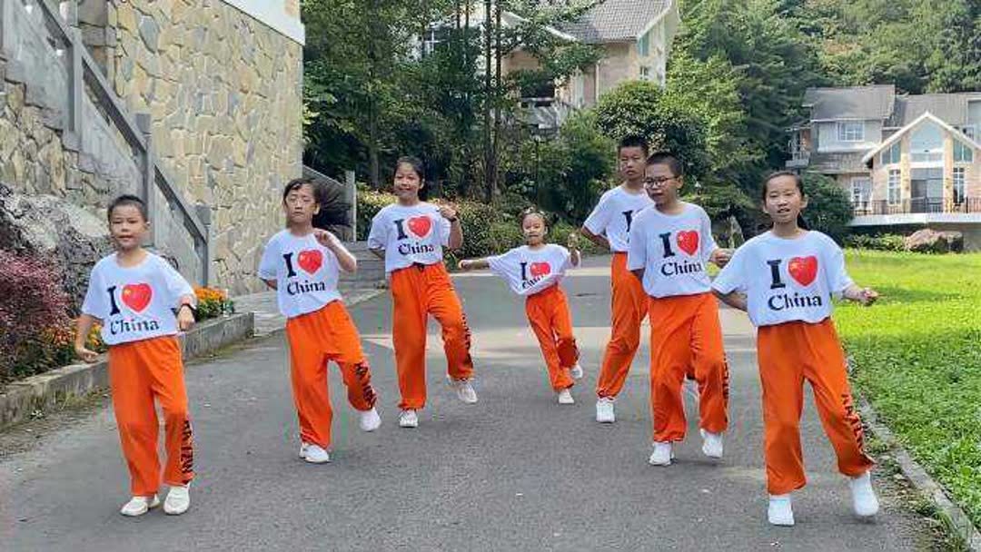 小学生现在流行跳这种鬼步舞,只有几步一学就会,简单齐舞真好看
